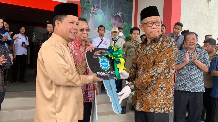 Gubernur Kalbar Serahkan CSR Bank Kalbar Berupa Satu Unit Truk Sampah ke Pemkab Sambas - PONTV